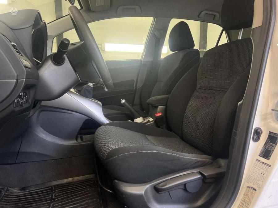 White Toyota Auris 2010 in Vilnius, with an engine capacity of 1.36 L and mileage of 186 thousand km for 3630 €, photo 8 on AUTOMOTO.COM.LV