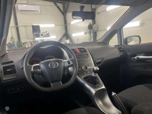 White Toyota Auris 2010 in Vilnius, with an engine capacity of 1.36 L and mileage of 186 thousand km for 3630 €, photo 10 on AUTOMOTO.COM.LV