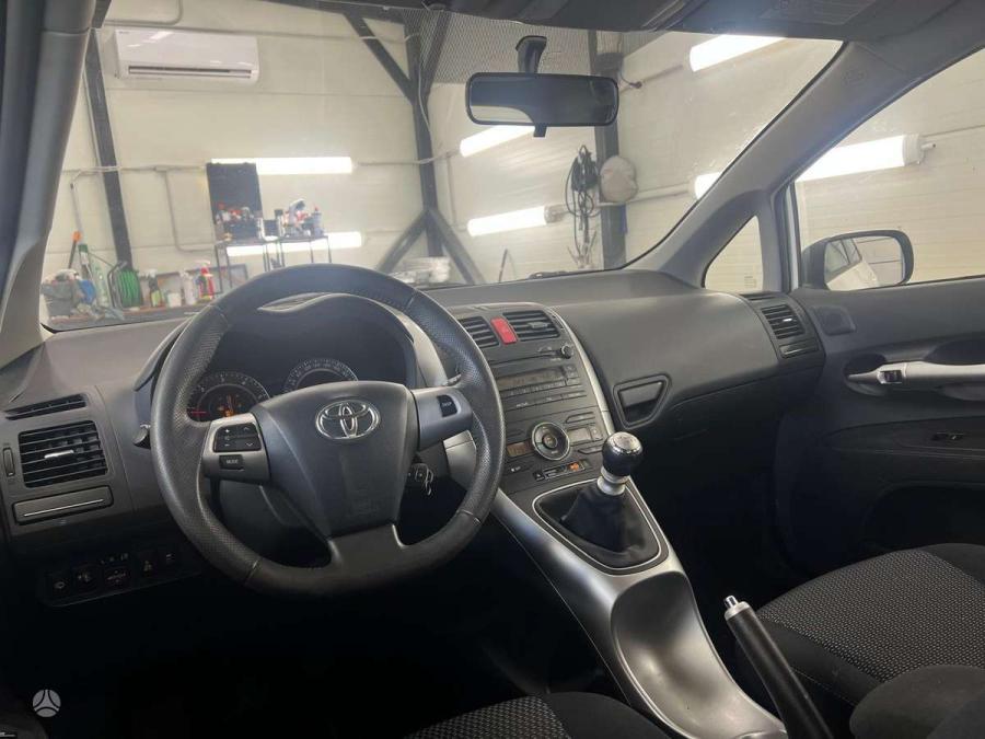 White Toyota Auris 2010 in Vilnius, with an engine capacity of 1.36 L and mileage of 186 thousand km for 3630 €, photo 10 on AUTOMOTO.COM.LV