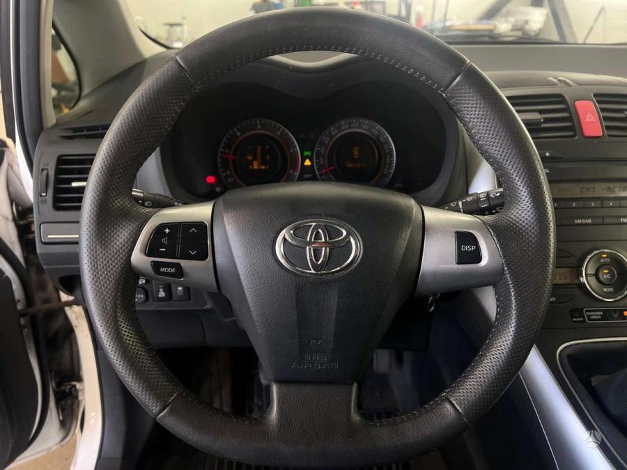 White Toyota Auris 2010 in Vilnius, with an engine capacity of 1.36 L and mileage of 186 thousand km for 3630 €, photo 13 on AUTOMOTO.COM.LV