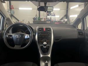 White Toyota Auris 2010 in Vilnius, with an engine capacity of 1.36 L and mileage of 186 thousand km for 3630 €, photo 19 on AUTOMOTO.COM.LV