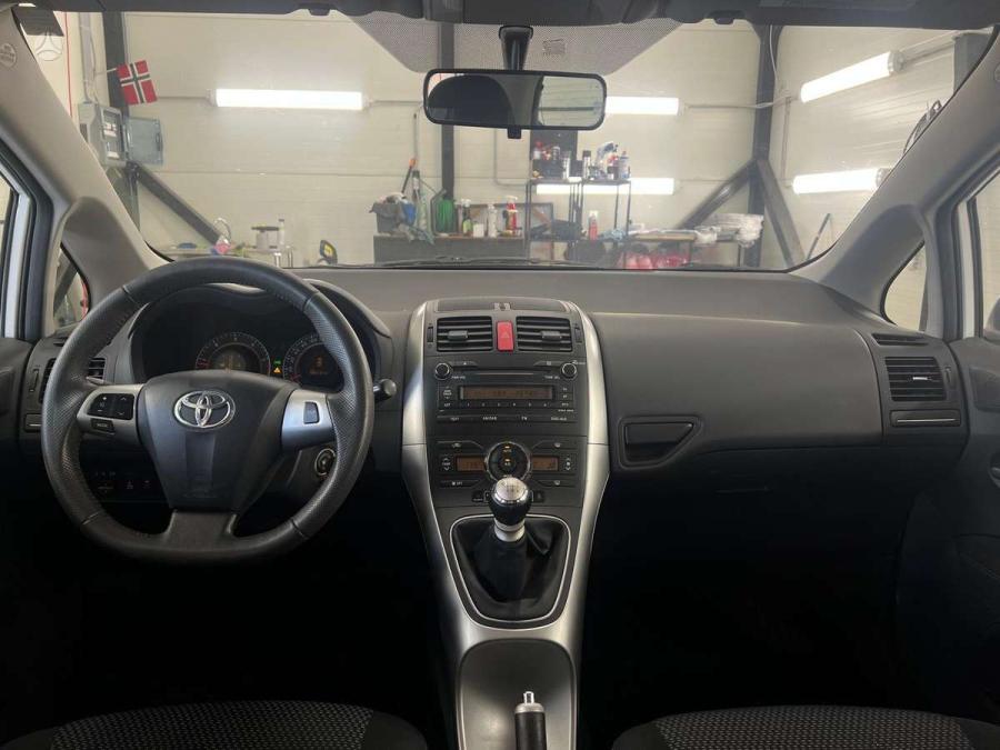 White Toyota Auris 2010 in Vilnius, with an engine capacity of 1.36 L and mileage of 186 thousand km for 3630 €, photo 19 on AUTOMOTO.COM.LV
