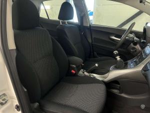 White Toyota Auris 2010 in Vilnius, with an engine capacity of 1.36 L and mileage of 186 thousand km for 3630 €, photo 21 on AUTOMOTO.COM.LV