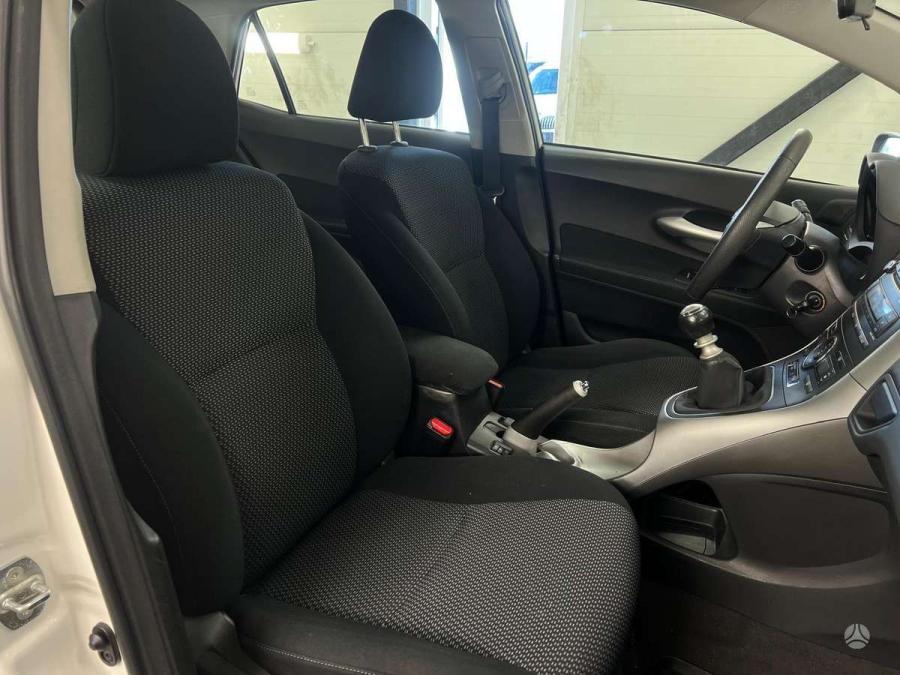 White Toyota Auris 2010 in Vilnius, with an engine capacity of 1.36 L and mileage of 186 thousand km for 3630 €, photo 21 on AUTOMOTO.COM.LV