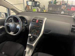 White Toyota Auris 2010 in Vilnius, with an engine capacity of 1.36 L and mileage of 186 thousand km for 3630 €, photo 22 on AUTOMOTO.COM.LV