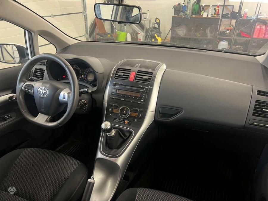 White Toyota Auris 2010 in Vilnius, with an engine capacity of 1.36 L and mileage of 186 thousand km for 3630 €, photo 22 on AUTOMOTO.COM.LV