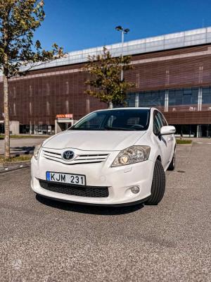 Balts Toyota Auris 2010 Skuodas, ar dzinēja tilpumu 1.36 L un nobraukumu 392 tūkst. km par 2500 €, foto  vietnē AUTOMOTO.COM.LV