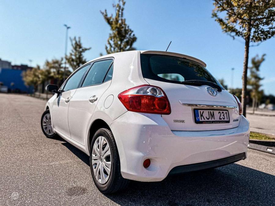 White Toyota Auris 2010 in Skuodas, with an engine capacity of 1.36 L and mileage of 392 thousand km for 2500 €, photo 3 on AUTOMOTO.COM.LV