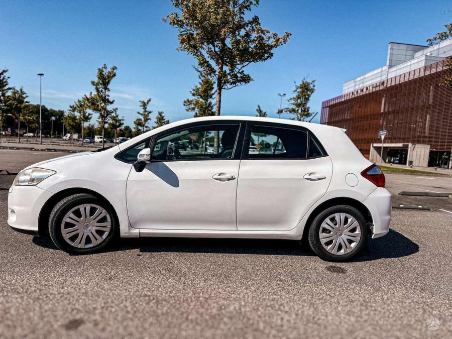 White Toyota Auris 2010 in Skuodas, with an engine capacity of 1.36 L and mileage of 392 thousand km for 2500 €, photo 4 on AUTOMOTO.COM.LV