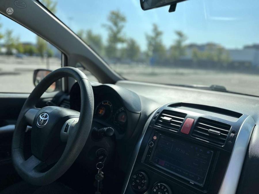 White Toyota Auris 2010 in Skuodas, with an engine capacity of 1.36 L and mileage of 392 thousand km for 2500 €, photo 5 on AUTOMOTO.COM.LV