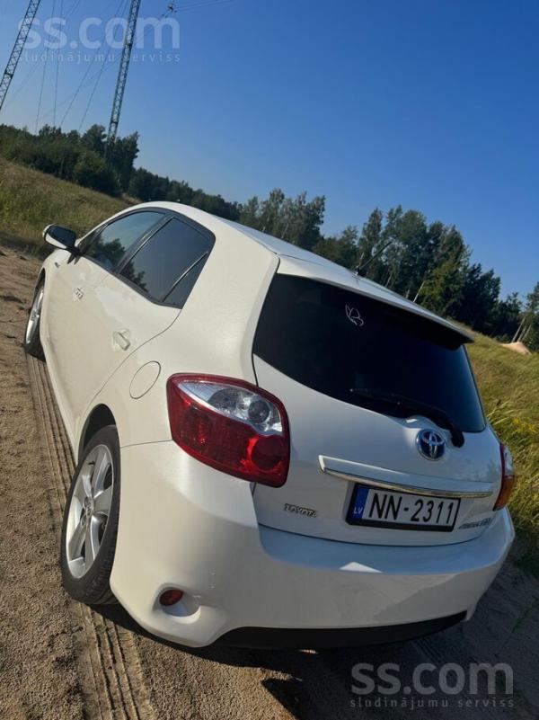 White Toyota Auris 2010 in Riga, with an engine capacity of 1.80 L and mileage of 160 thousand km for 7150 €, photo 6 on AUTOMOTO.COM.LV