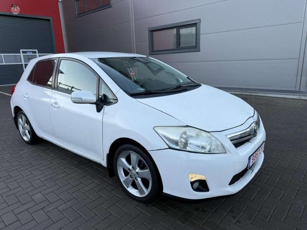 White Toyota Auris 2011 in Vilnius, with an engine capacity of 1.80 L and mileage of 372 thousand km for 2600 €, photo 1 on AUTOMOTO.COM.LV