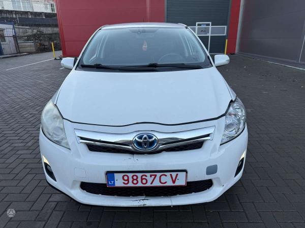 White Toyota Auris 2011 in Vilnius, with an engine capacity of 1.80 L and mileage of 372 thousand km for 2600 €, photo 2 on AUTOMOTO.COM.LV