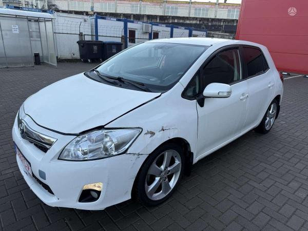 White Toyota Auris 2011 in Vilnius, with an engine capacity of 1.80 L and mileage of 372 thousand km for 2600 €, photo 3 on AUTOMOTO.COM.LV