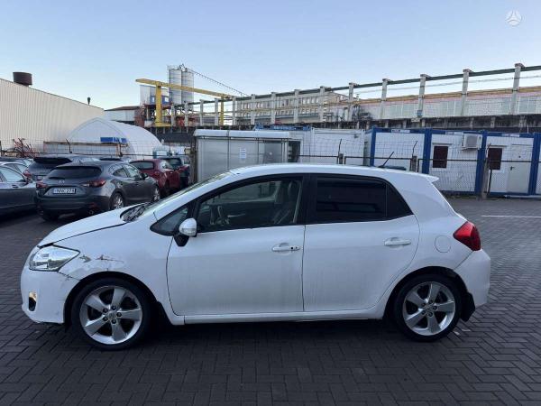 White Toyota Auris 2011 in Vilnius, with an engine capacity of 1.80 L and mileage of 372 thousand km for 2600 €, photo 4 on AUTOMOTO.COM.LV