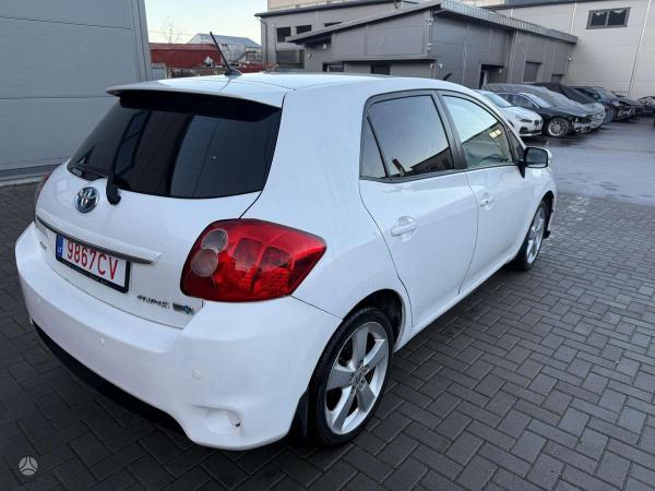 White Toyota Auris 2011 in Vilnius, with an engine capacity of 1.80 L and mileage of 372 thousand km for 2600 €, photo 6 on AUTOMOTO.COM.LV