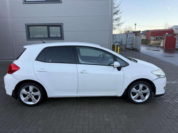 White Toyota Auris 2011 in Vilnius, with an engine capacity of 1.80 L and mileage of 372 thousand km for 2600 €, photo 7 on AUTOMOTO.COM.LV