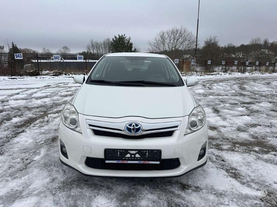 White Toyota Auris 2011 in Alytus, with an engine capacity of 1.80 L and mileage of 263 thousand km for 6050 €, photo 2 on AUTOMOTO.COM.LV