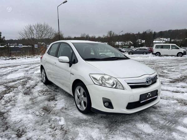 White Toyota Auris 2011 in Alytus, with an engine capacity of 1.80 L and mileage of 263 thousand km for 6050 €, photo 3 on AUTOMOTO.COM.LV