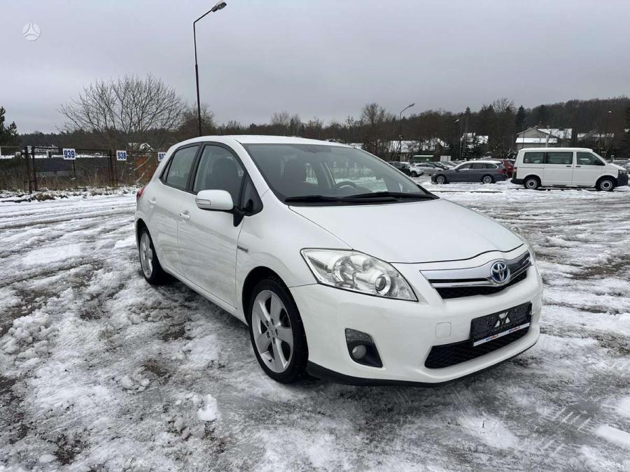 White Toyota Auris 2011 in Alytus, with an engine capacity of 1.80 L and mileage of 263 thousand km for 6050 €, photo 3 on AUTOMOTO.COM.LV