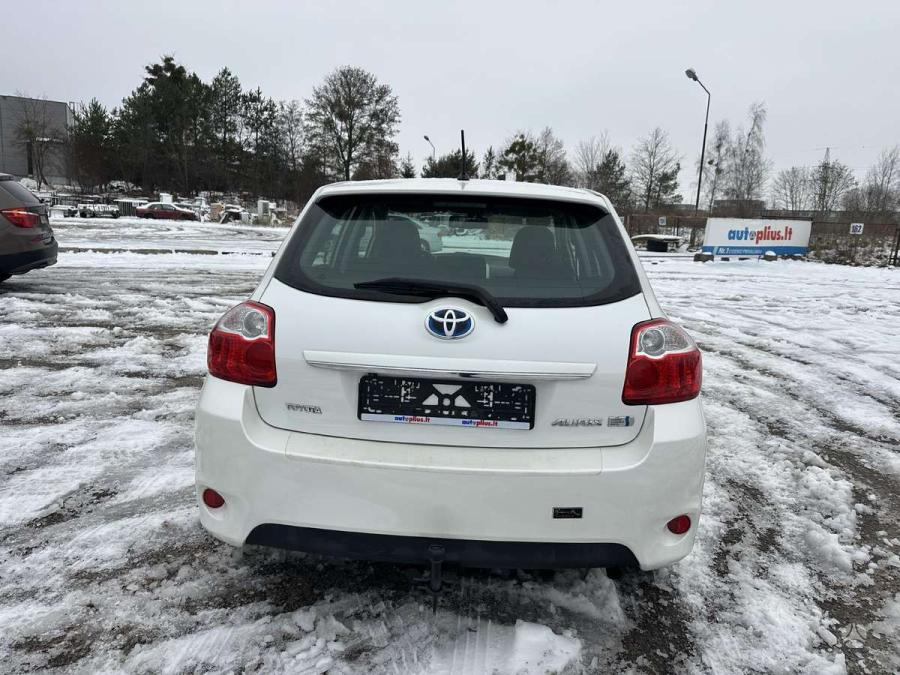 White Toyota Auris 2011 in Alytus, with an engine capacity of 1.80 L and mileage of 263 thousand km for 6050 €, photo 6 on AUTOMOTO.COM.LV