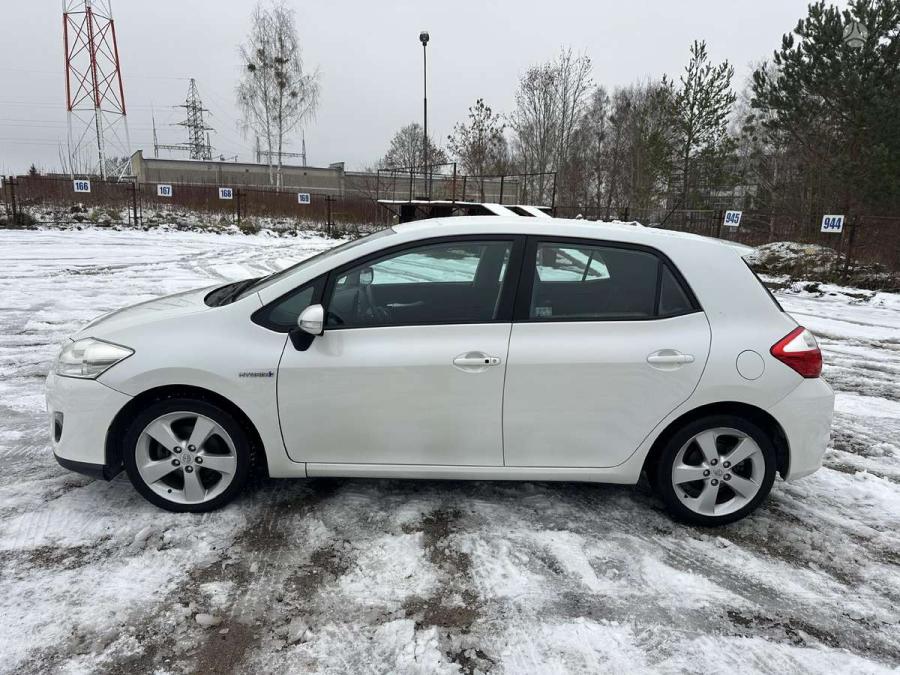 White Toyota Auris 2011 in Alytus, with an engine capacity of 1.80 L and mileage of 263 thousand km for 6050 €, photo 8 on AUTOMOTO.COM.LV
