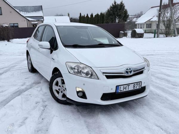 White Toyota Auris 2011 in Vilnius, with an engine capacity of 1.80 L and mileage of 128 thousand km for 5400 €, photo 1 on AUTOMOTO.COM.LV