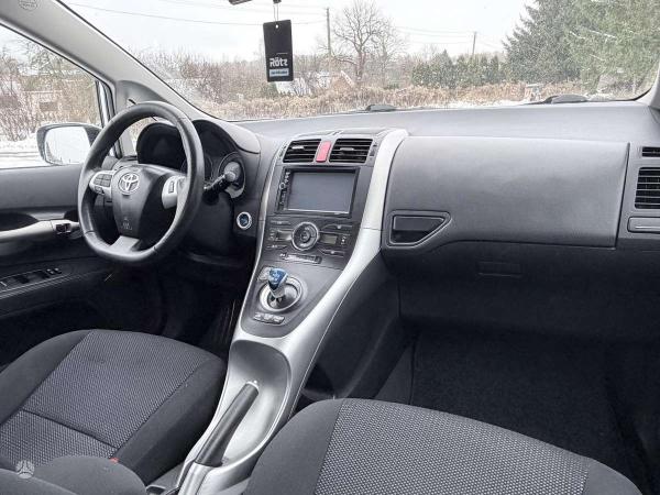White Toyota Auris 2011 in Vilnius, with an engine capacity of 1.80 L and mileage of 128 thousand km for 5400 €, photo 10 on AUTOMOTO.COM.LV