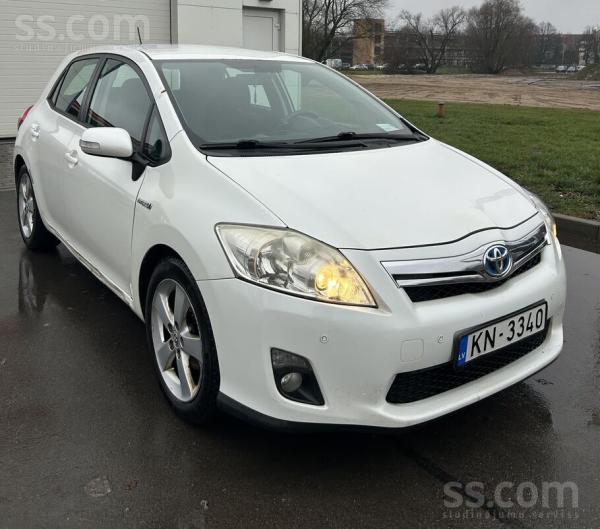 Balts Toyota Auris 2011 Rīga, ar dzinēja tilpumu 1.80 L un nobraukumu 232 tūkst. km par 3100 €, foto 2 vietnē AUTOMOTO.COM.LV