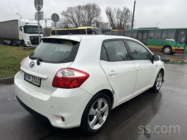 Balts Toyota Auris 2011 Rīga, ar dzinēja tilpumu 1.80 L un nobraukumu 232 tūkst. km par 3100 €, foto 3 vietnē AUTOMOTO.COM.LV