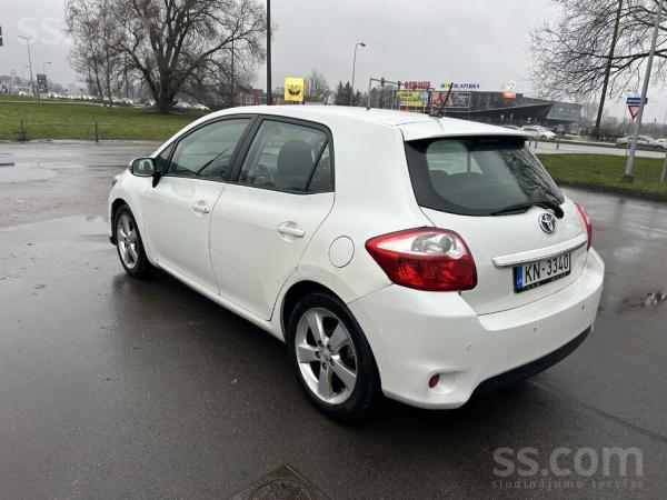 Balts Toyota Auris 2011 Rīga, ar dzinēja tilpumu 1.80 L un nobraukumu 232 tūkst. km par 3100 €, foto 4 vietnē AUTOMOTO.COM.LV