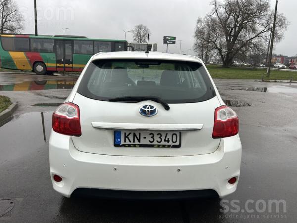 Balts Toyota Auris 2011 Rīga, ar dzinēja tilpumu 1.80 L un nobraukumu 232 tūkst. km par 3100 €, foto 5 vietnē AUTOMOTO.COM.LV