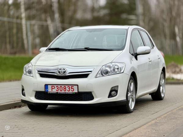 White Toyota Auris 2011 in Vilnius, with an engine capacity of 1.80 L and mileage of 133 thousand km for 5550 €, photo 2 on AUTOMOTO.COM.LV