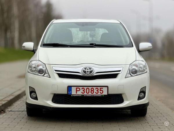 White Toyota Auris 2011 in Vilnius, with an engine capacity of 1.80 L and mileage of 133 thousand km for 5550 €, photo 3 on AUTOMOTO.COM.LV