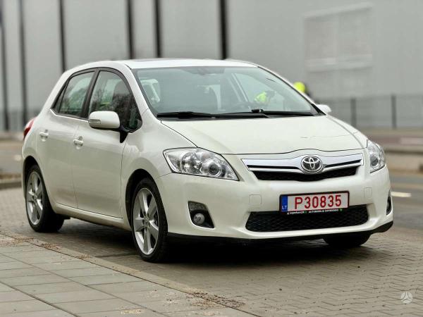 White Toyota Auris 2011 in Vilnius, with an engine capacity of 1.80 L and mileage of 133 thousand km for 5550 €, photo 4 on AUTOMOTO.COM.LV