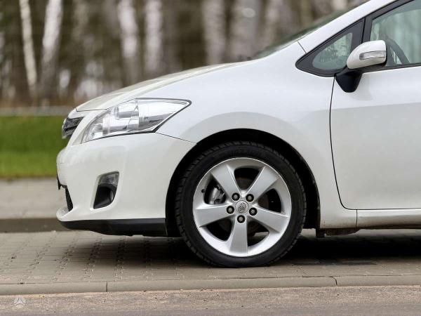 White Toyota Auris 2011 in Vilnius, with an engine capacity of 1.80 L and mileage of 133 thousand km for 5550 €, photo 5 on AUTOMOTO.COM.LV