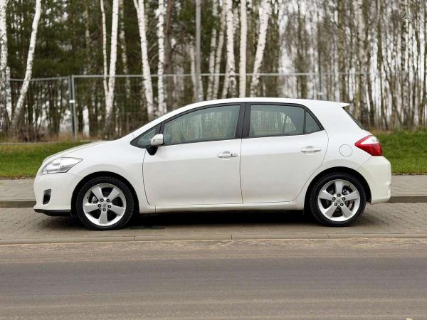 White Toyota Auris 2011 in Vilnius, with an engine capacity of 1.80 L and mileage of 133 thousand km for 5550 €, photo 6 on AUTOMOTO.COM.LV