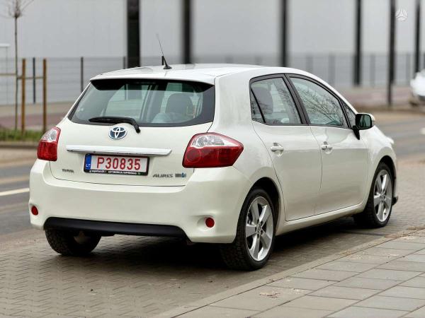 White Toyota Auris 2011 in Vilnius, with an engine capacity of 1.80 L and mileage of 133 thousand km for 5550 €, photo 8 on AUTOMOTO.COM.LV