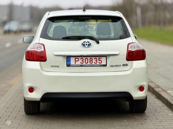 White Toyota Auris 2011 in Vilnius, with an engine capacity of 1.80 L and mileage of 133 thousand km for 5550 €, photo 9 on AUTOMOTO.COM.LV