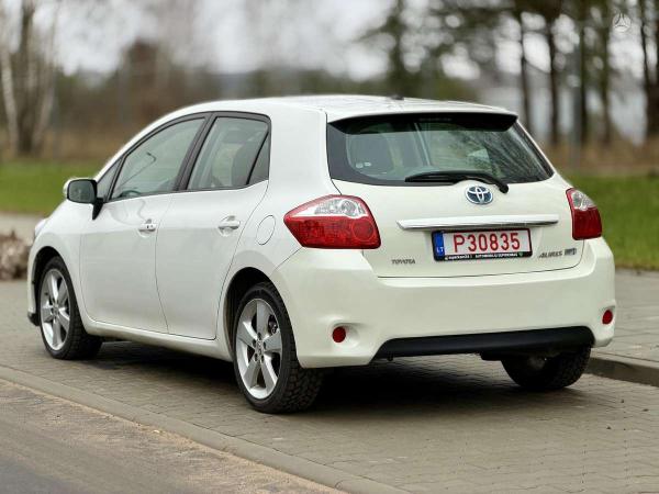 White Toyota Auris 2011 in Vilnius, with an engine capacity of 1.80 L and mileage of 133 thousand km for 5550 €, photo 10 on AUTOMOTO.COM.LV