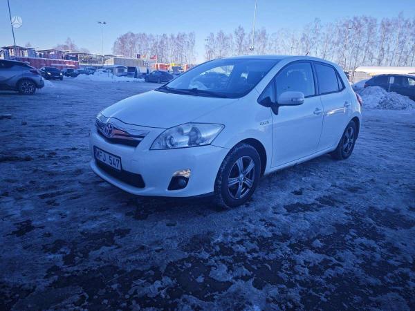White Toyota Auris 2011 in Vilnius, with an engine capacity of 1.80 L and mileage of 220 thousand km for 5800 €, photo 2 on AUTOMOTO.COM.LV