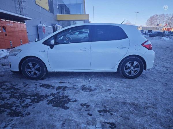 White Toyota Auris 2011 in Vilnius, with an engine capacity of 1.80 L and mileage of 220 thousand km for 5800 €, photo 3 on AUTOMOTO.COM.LV