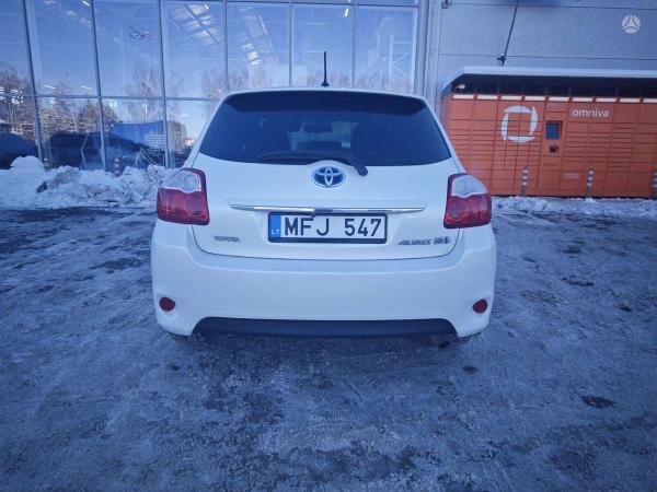 White Toyota Auris 2011 in Vilnius, with an engine capacity of 1.80 L and mileage of 220 thousand km for 5800 €, photo 5 on AUTOMOTO.COM.LV