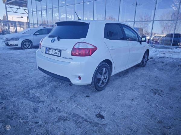 White Toyota Auris 2011 in Vilnius, with an engine capacity of 1.80 L and mileage of 220 thousand km for 5800 €, photo 6 on AUTOMOTO.COM.LV