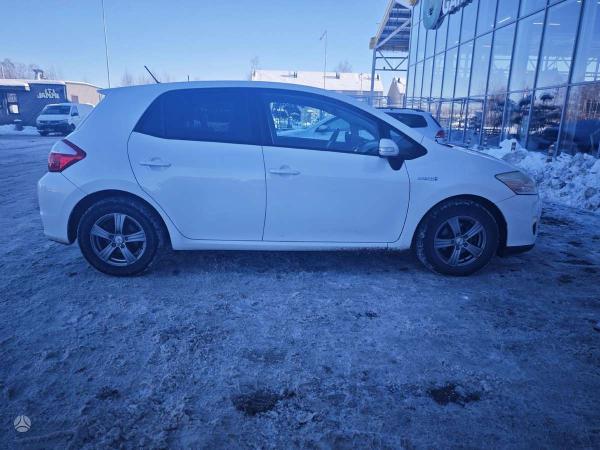 White Toyota Auris 2011 in Vilnius, with an engine capacity of 1.80 L and mileage of 220 thousand km for 5800 €, photo 7 on AUTOMOTO.COM.LV