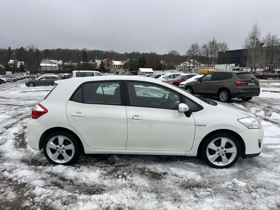 White Toyota Auris 2011 in Alytus, with an engine capacity of 1.80 L and mileage of 263 thousand km for 5950 €, photo 4 on AUTOMOTO.COM.LV