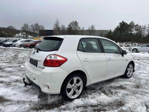 White Toyota Auris 2011 in Alytus, with an engine capacity of 1.80 L and mileage of 263 thousand km for 5950 €, photo 5 on AUTOMOTO.COM.LV