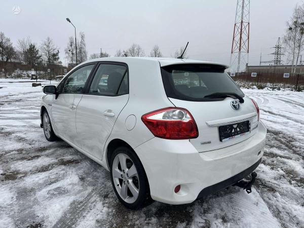 Balts Toyota Auris 2011 Alīta, ar dzinēja tilpumu 1.80 L un nobraukumu 263 tūkst. km par 5950 €, foto 7 vietnē AUTOMOTO.COM.LV