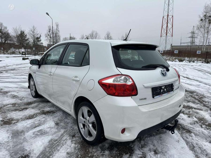 White Toyota Auris 2011 in Alytus, with an engine capacity of 1.80 L and mileage of 263 thousand km for 5950 €, photo 7 on AUTOMOTO.COM.LV