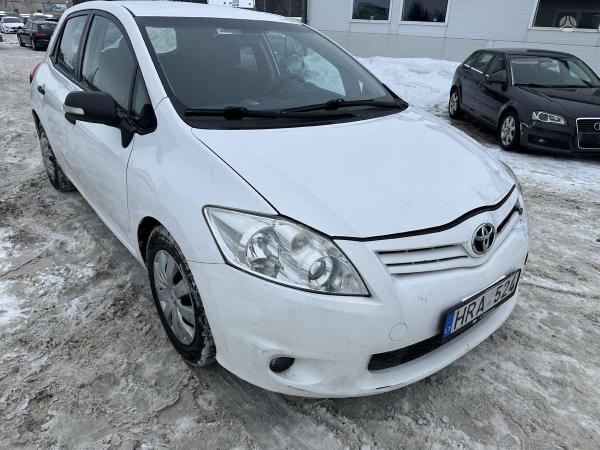 Balts Toyota Auris 2011 Utena, ar dzinēja tilpumu 1.36 L un nobraukumu 334 tūkst. km par 1650 €, foto 2 vietnē AUTOMOTO.COM.LV